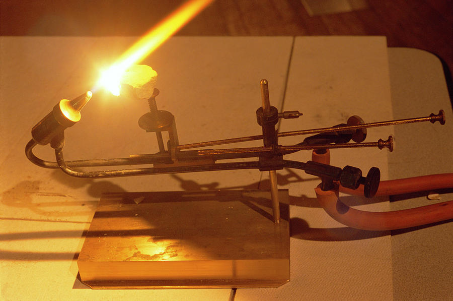 Limelight Lamp by Adam Hart-Davis / Science Photo Library