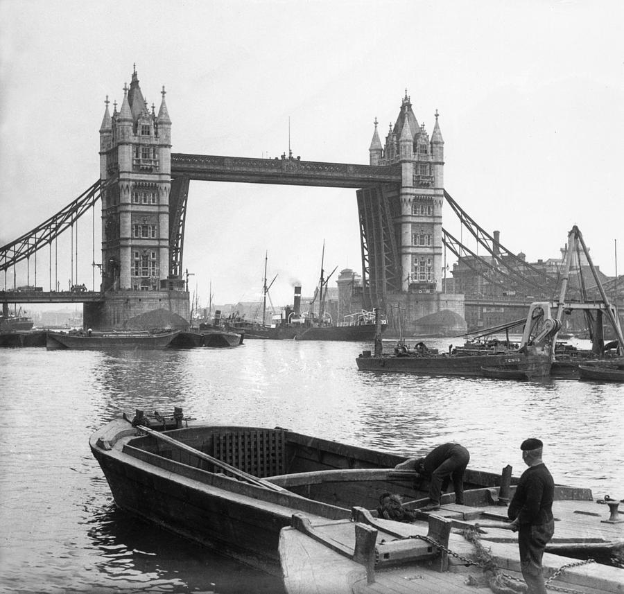 Tower Bridge by London Stereoscopic Company