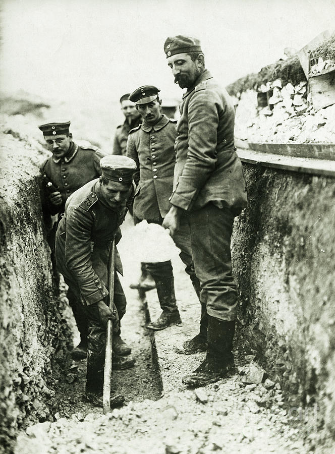 Wwi Soldiers Digging Trenches by Bettmann